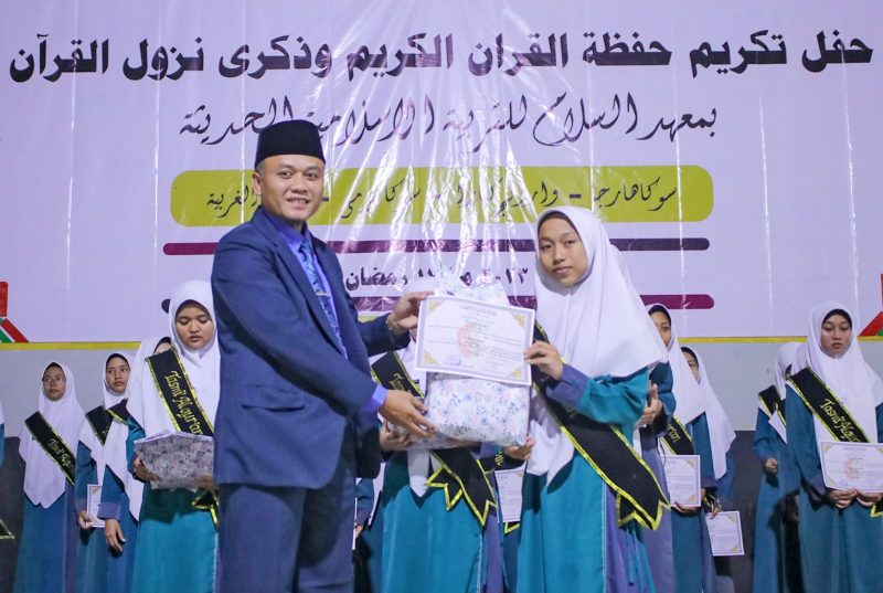 Tasmi’ dan Wisuda Tahfidz Quran dalam Rangka Nuzulul Quran - Pondok Modern Assalam